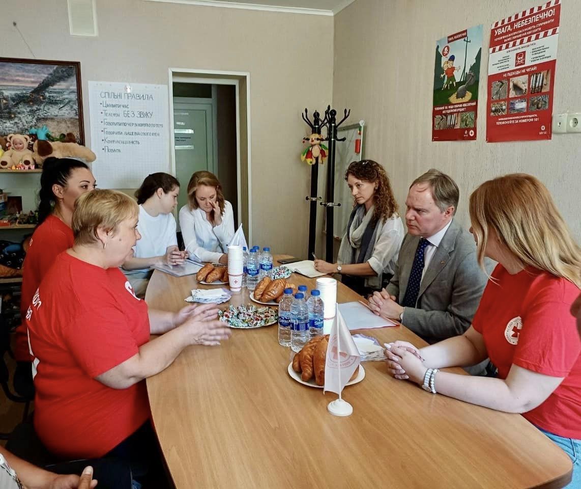 UK Ambassador Martin Harris visited the Kryvyi Rih branch of the ...