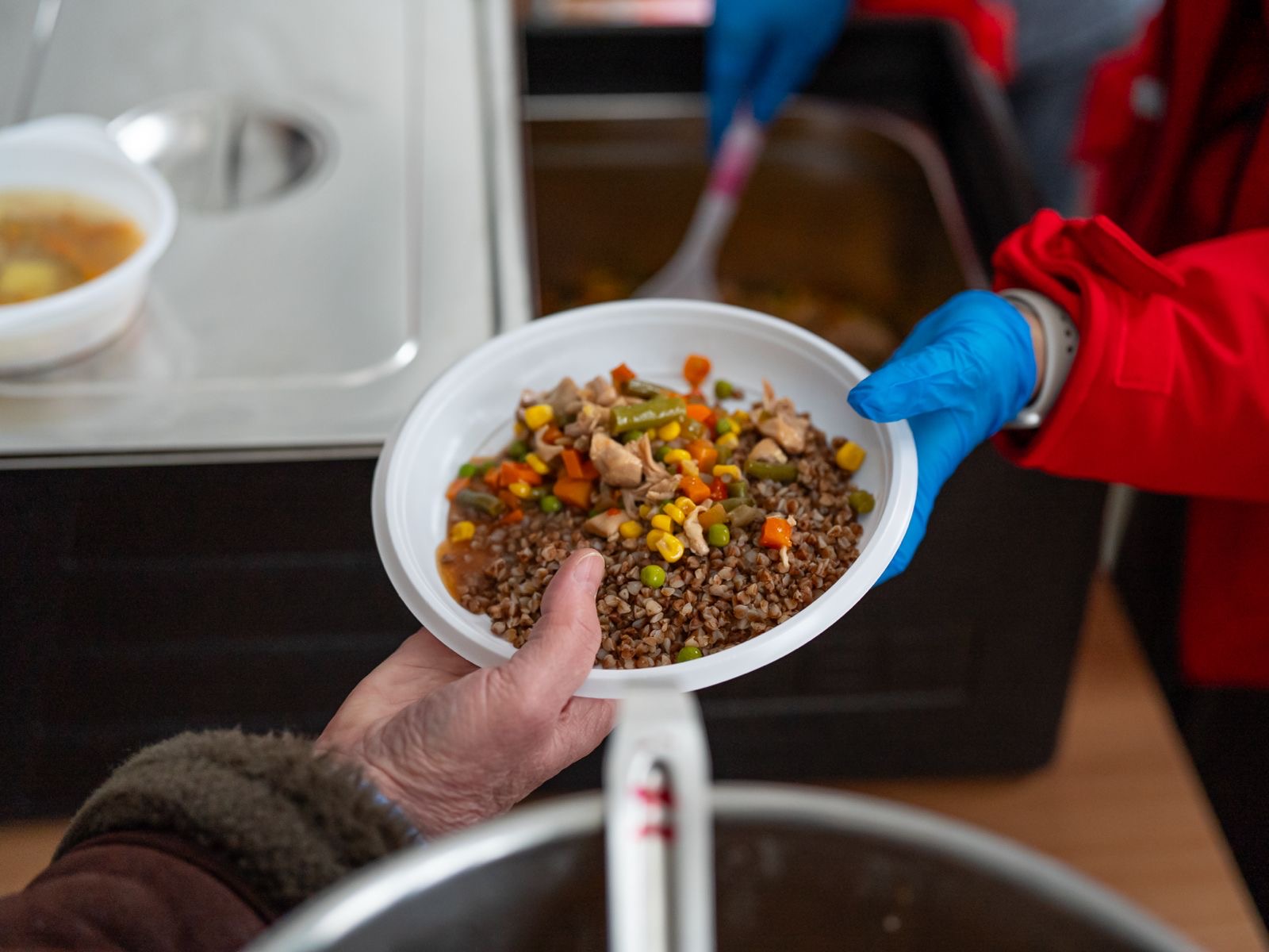 The Ukrainian Red Cross delivered over 3,300 hot meals to Kyiv ...