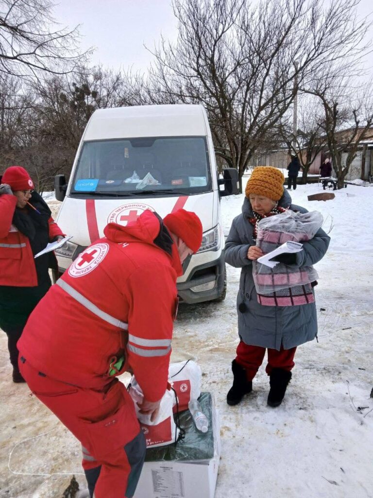 Kharkiv: At the site of another attack, a team of the Ukrainian Red ...
